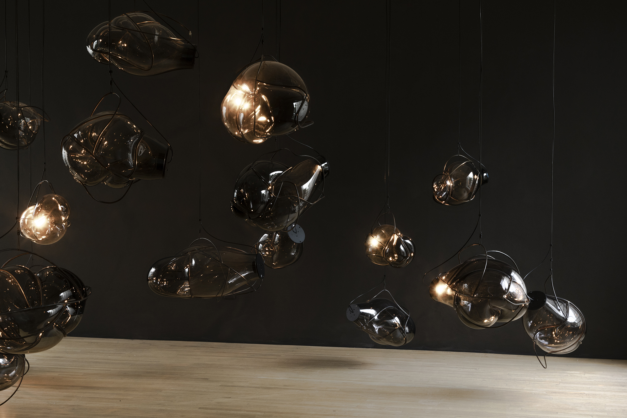 EWE | NEBULA LIGHTING SCULPTURE – 22 BURBUJAS – VIDRIO NEGRO